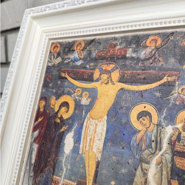 Raspeće Hristovo na prirodnom kamenu – Ikona u belom ramu